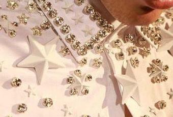 The Three Types of Clothing Embellishments You Should Wear - Paperblog