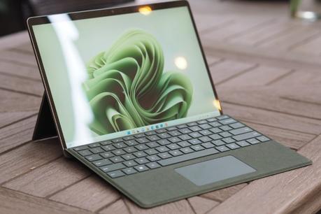 Microsoft Surface Pro 9 Review: One Step Forward, One Back - Paperblog